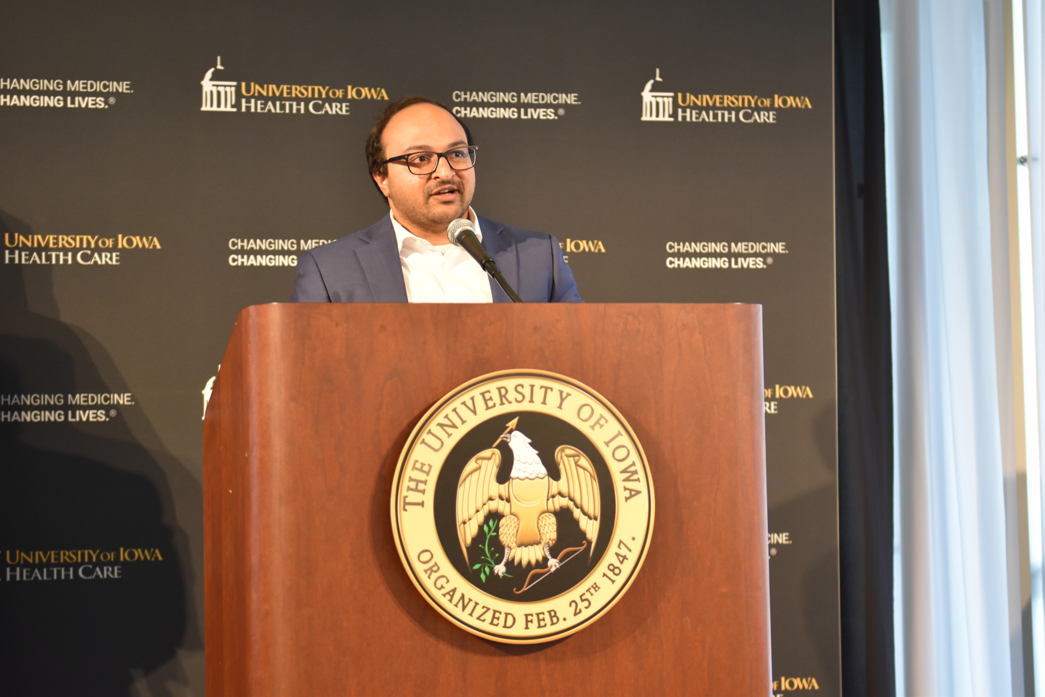 2024_Residency Graduation_Pick-088 – Making the Rounds